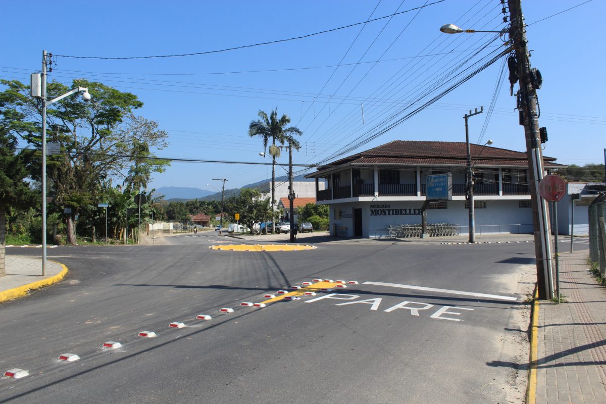 Rótula com tachões refletivos é instalada no acesso ao Jardim São Paulo ...